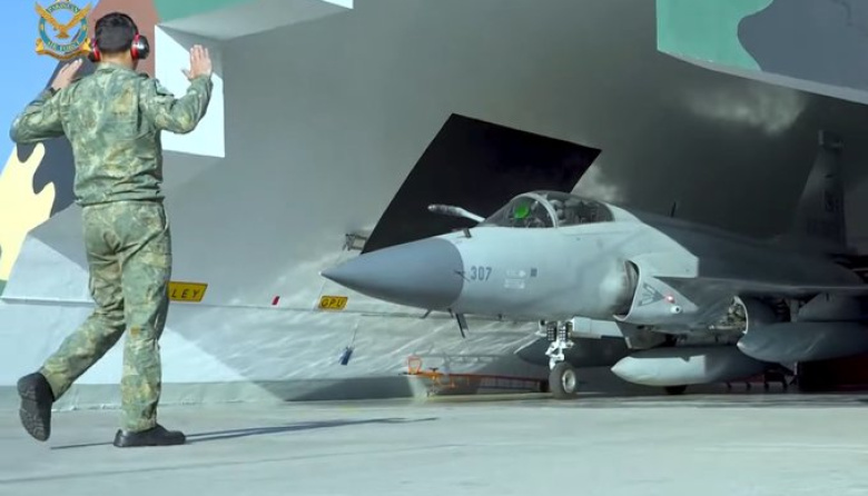 Entrenamiento de personal de la Fuerza Aérea de Azerbaiyán con el JF-17 Bloque III de la Fuerza ...